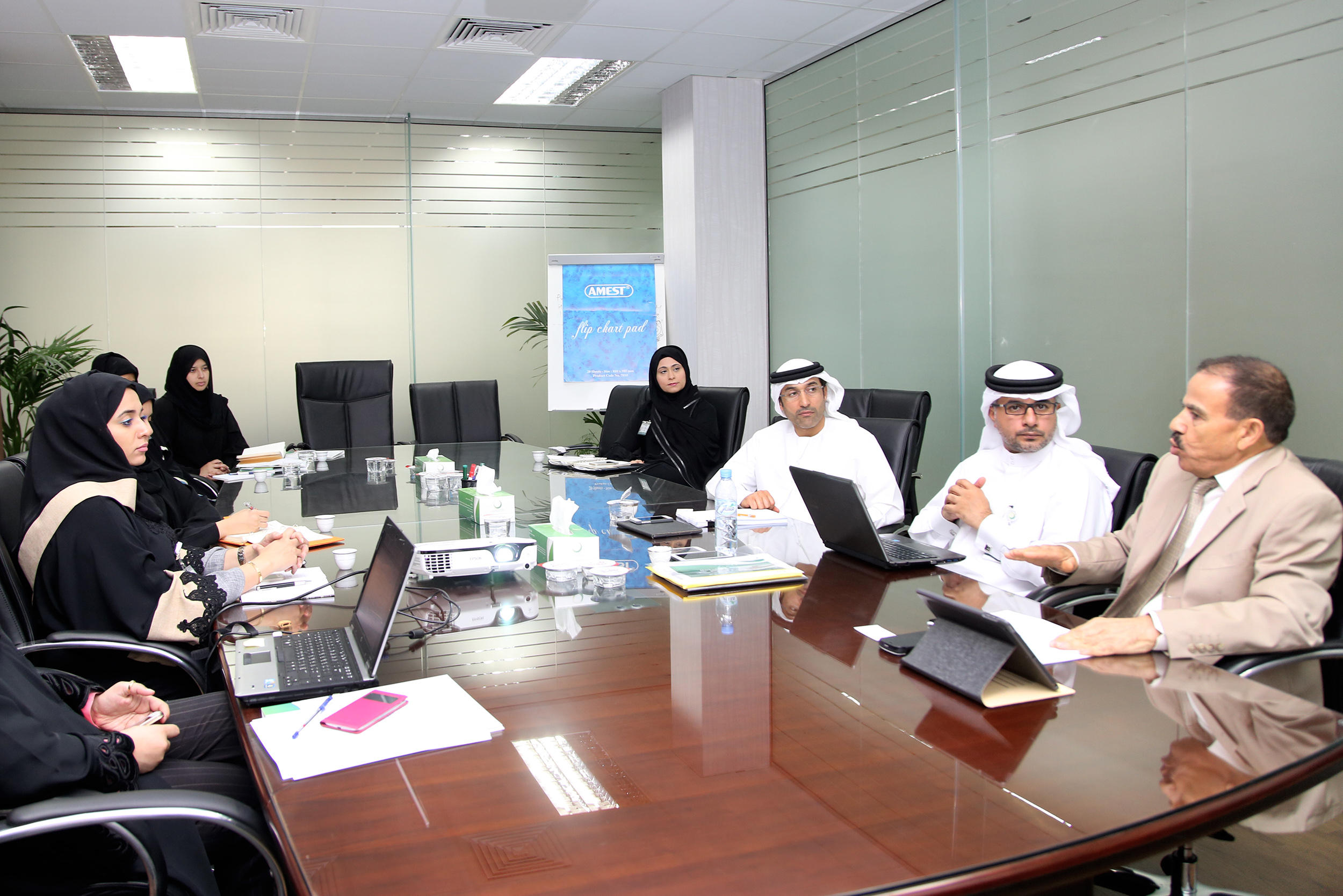 dewa-receives-delegation-from-rak-customs-department